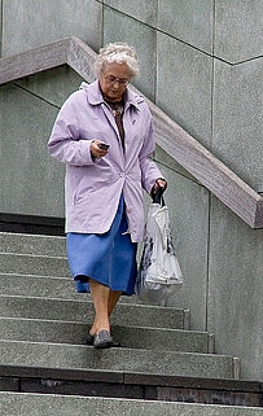 Texting While Walking - Dangers, Hazards, Injuries and Deaths | hubpages